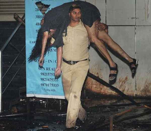 Mumbai Police Constable Photo Viral During Saving Life Kamla Mill Fire ...