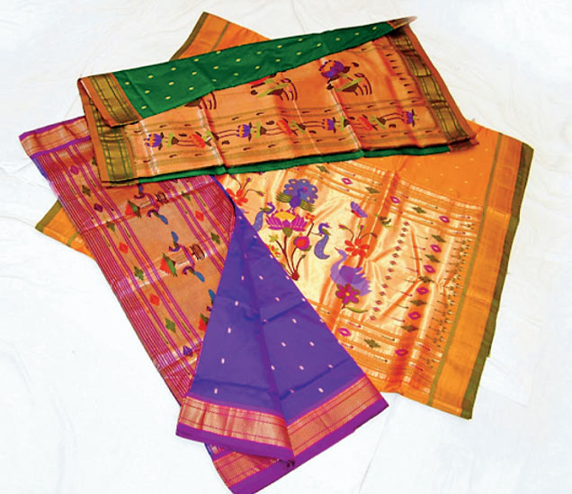 Paithani cluster in Paithan | मंगळसूत्र विकून उभा केला पैसा, पैठणमध्ये ...