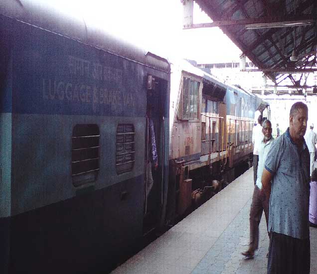 Nashik raod railway station Mangala Express Escaped From Accident ...