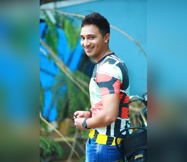 nikhil raut receives love and blessing aftre her role of savarkar in ...