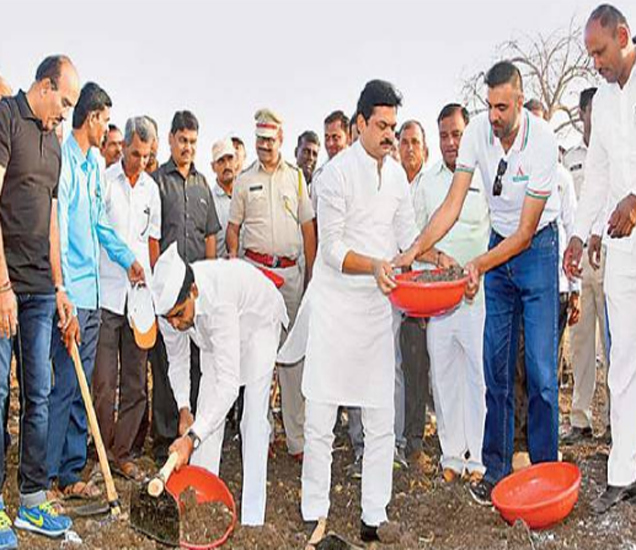 Guardian Minister Ram Shinde Worked In Nagar | श्रमदानाची चांगली चळवळ ...