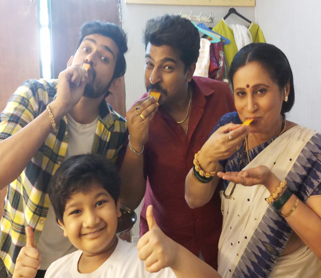 Marathi Serial Goth \'गोठ\'च्या सेटवर झाली आंबा पार्टी, म्हापसेकरांच्या ...