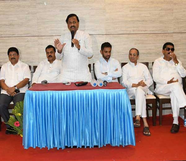 भिडेंनी एखादा आंबा सरकारला दयावा, किमान \'विकास\' तरी जन्माला येईल ...