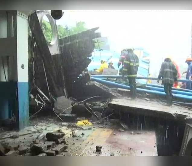 bridge collapsed 2 injured In Andheri Mumbai | Bridge Collapsed ...