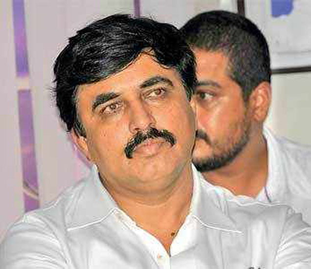 NCP Corporator Deepak Mankar Surrender To Pune Police For Suicide Case ...