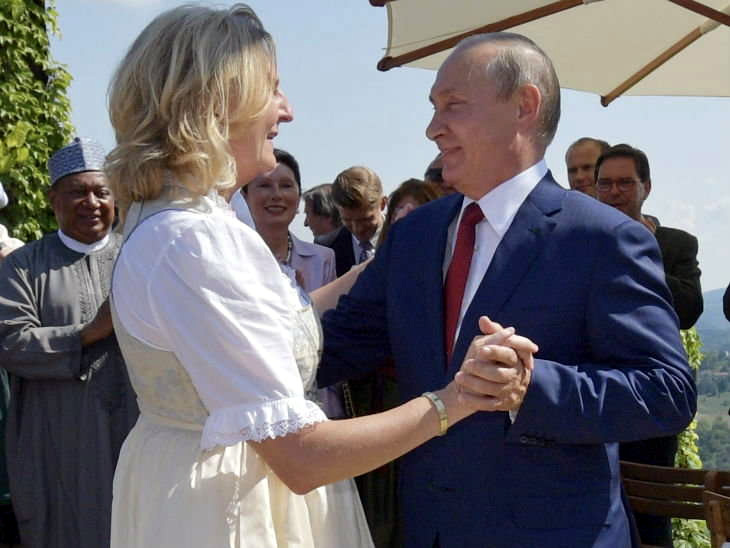 vladimir putin dances at austrian foreign ministers wedding video goes ...