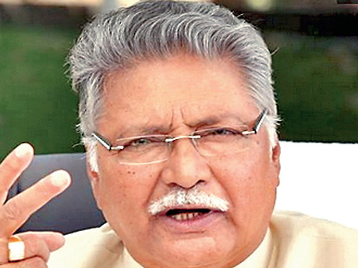 Unqualified people criticize Savarkar: Vikram Gokhale