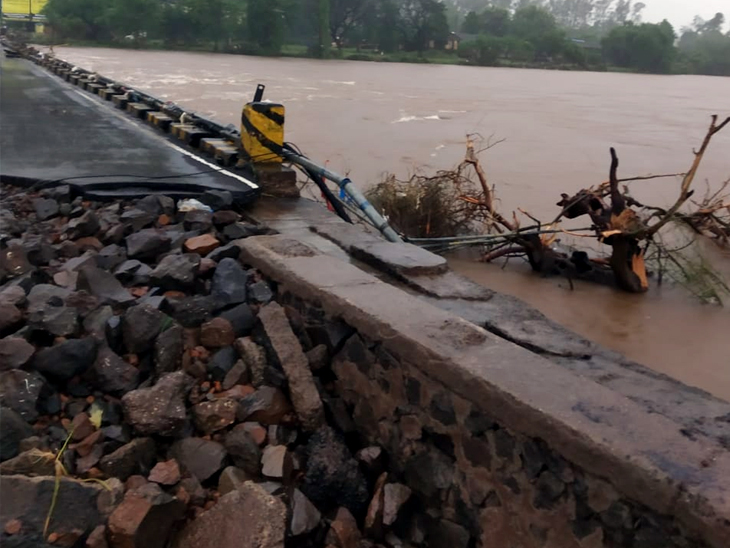mumbai heavy rains, parts of kalyan murbad road washed away, road closed | Mumbai Rains / कल्याण ...