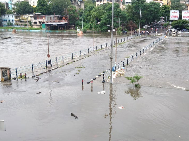 Baba Bhide bridge is gone under water in Pune | पुण्यातील बाबा भिडे पूल ...