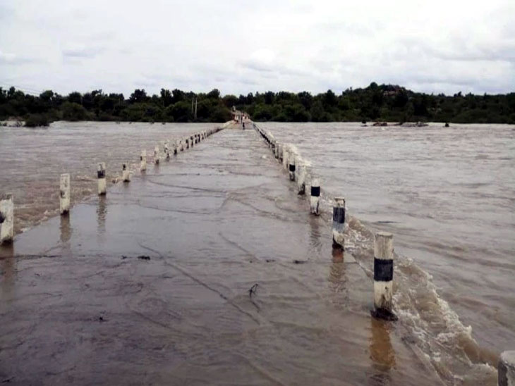 The threat of Godavari flood is remains, possibility of more migration | पूर ओसरेना; गोदावरीच्या ...