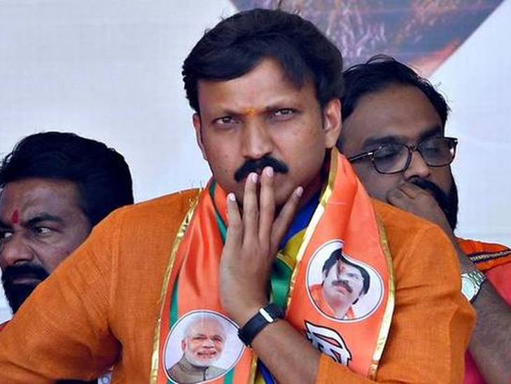 mp om raje nimbalkar attacked in a road show at a village of osmanabad ...