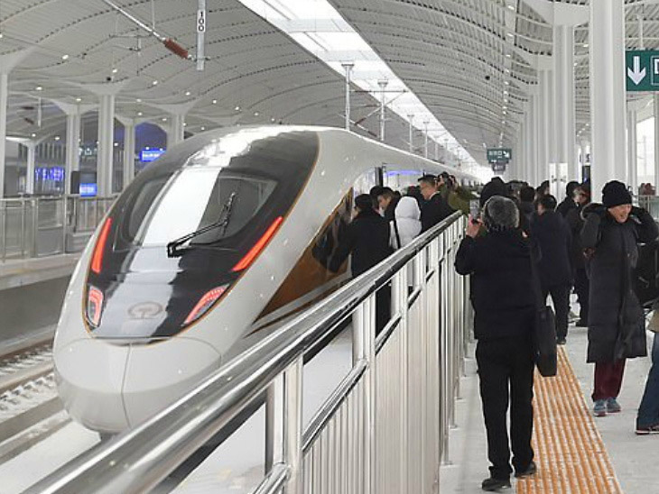 The world's first driverless smart highspeed train, Robots will provide ...