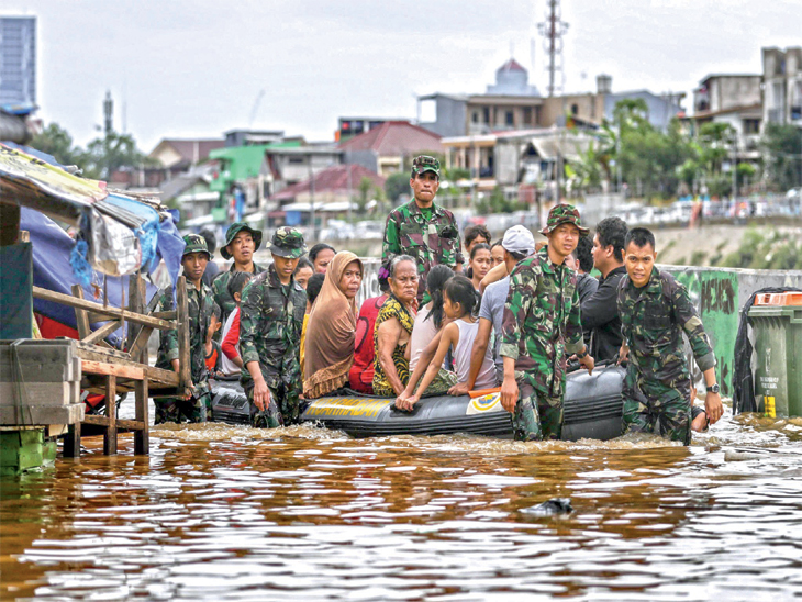 Indonesia : Floods kill 30 people, 65,000 homeless, 20,000 travellers ...