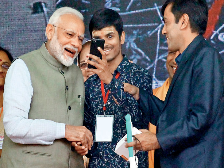 Selfie with Modi with eyes on the camera with a blindfolded young man ...