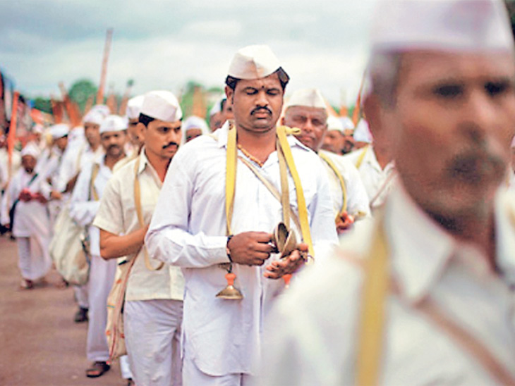 Ashadi Wari 2020 in truck with 10 Warkari | दिव्य मराठी विशेष: यंदा 10 ...