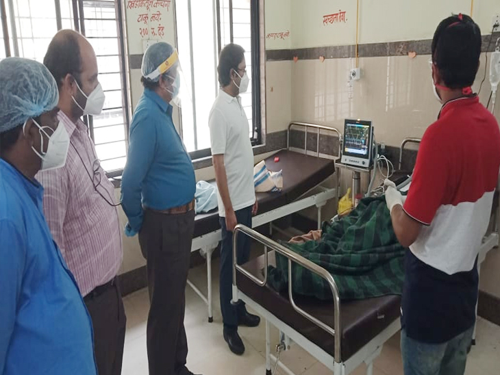 Hingoli District Collector gave reassuring the elderly corona patients ...