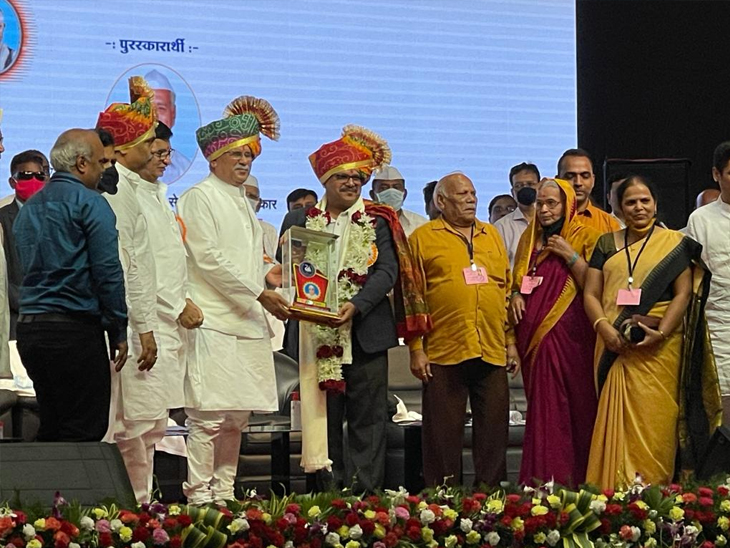 Sahakar Maharshi Bhausaheb Thorat Smriti Award presented to Sanjay ...