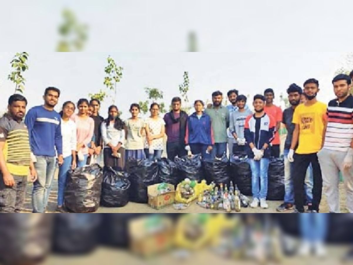 The youth picked up the cleaning wheel; Collect plastic waste in 3 ...