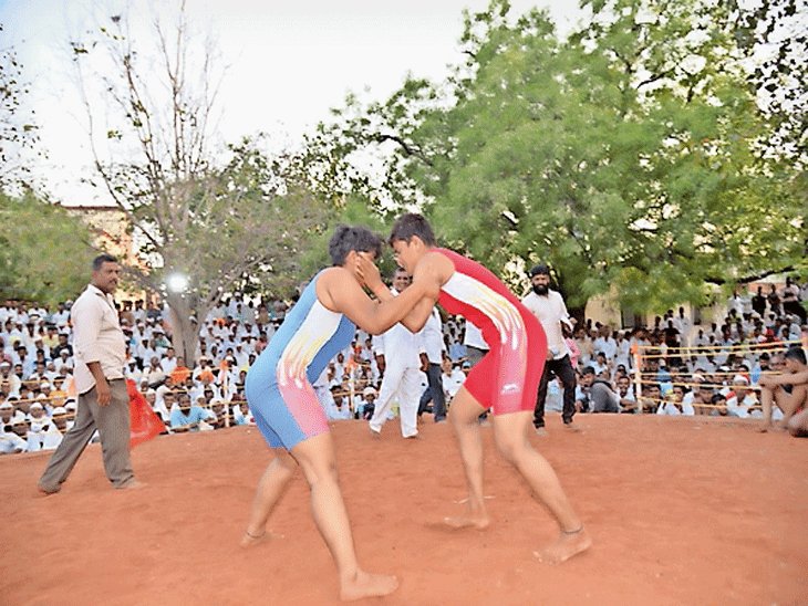 Attendance of renowned wrestlers at Sarola Kasar | Marathi News ...