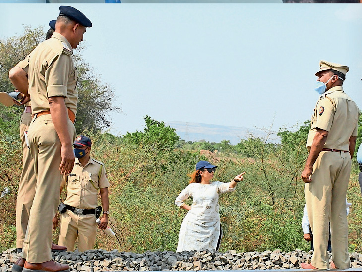 After leaving the station, the robbers started preparing. Before the ...