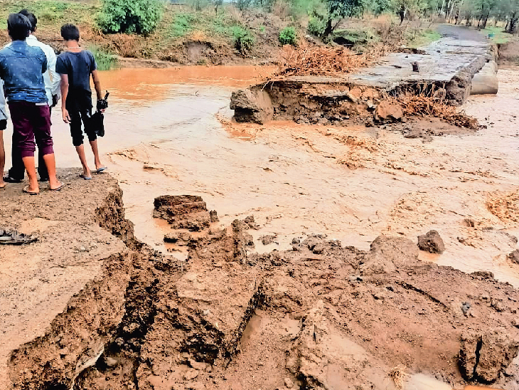 The bridge on the Talegaon to Ghanapur road in Darwha taluka was ...