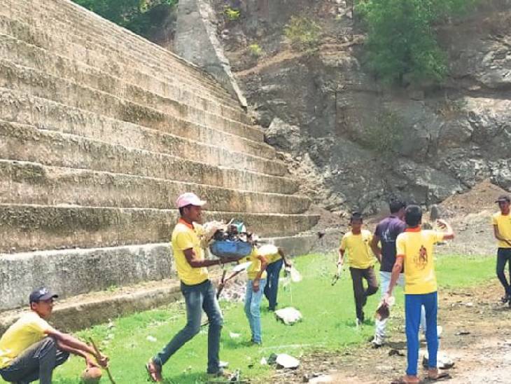 Youth cleaning campaign in the drain of Nimbadevi dam in Satpuda ...