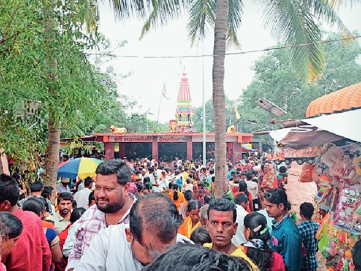 In the temple at Chivari, thousands of devotees fulfilled their vows ...