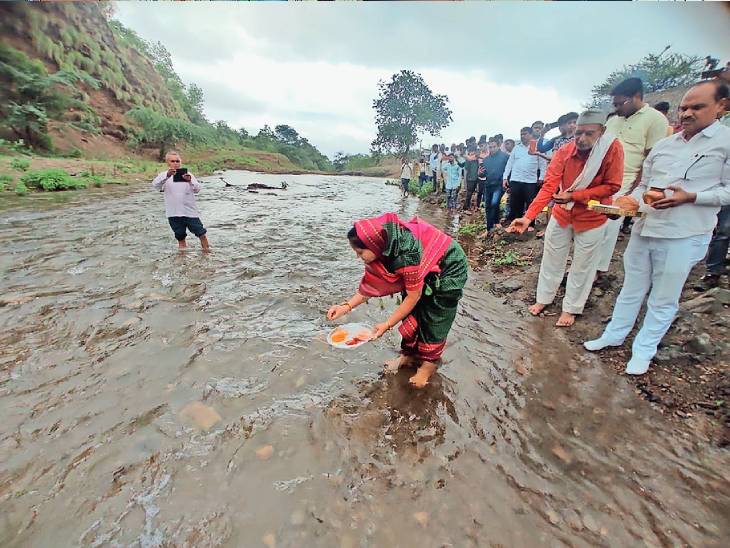 Ritual water worship performed at Nimbadevi Dam| marathi news | जलपूजन ...