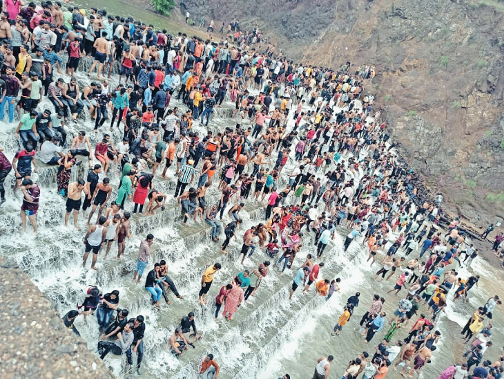 The crowd thronged the Nimbadevi Dam to soak; Citizens from Barhanpur ...
