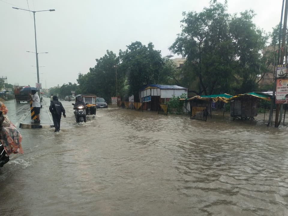 शहरातील सखल भागात शिरले पाणी; गडचिरोलीत अनेक रस्ते वाहतुकीसाठी बंद ...