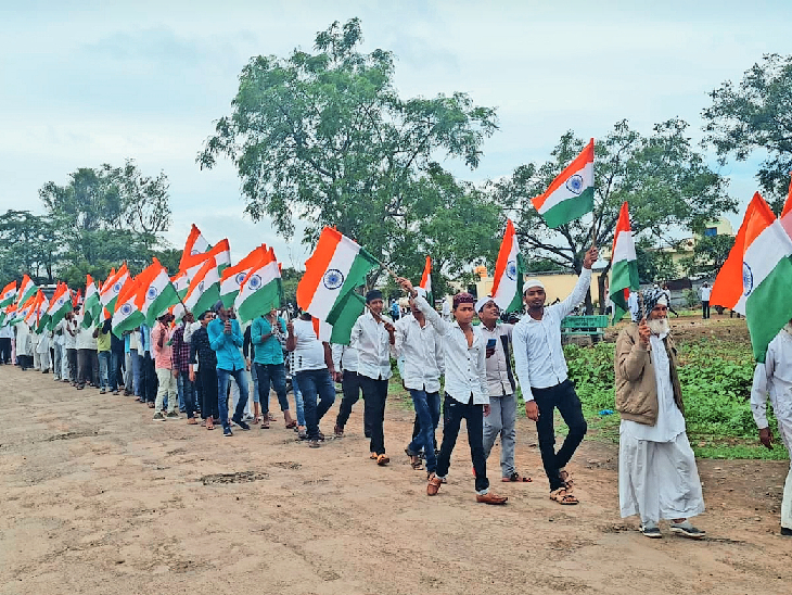 A procession of Muslim brothers chanting tricolor slogans from every ...