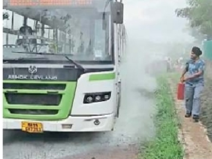 Smoke from the bus; Fear among devotees| marathi news | बसमधून बाहेर ...