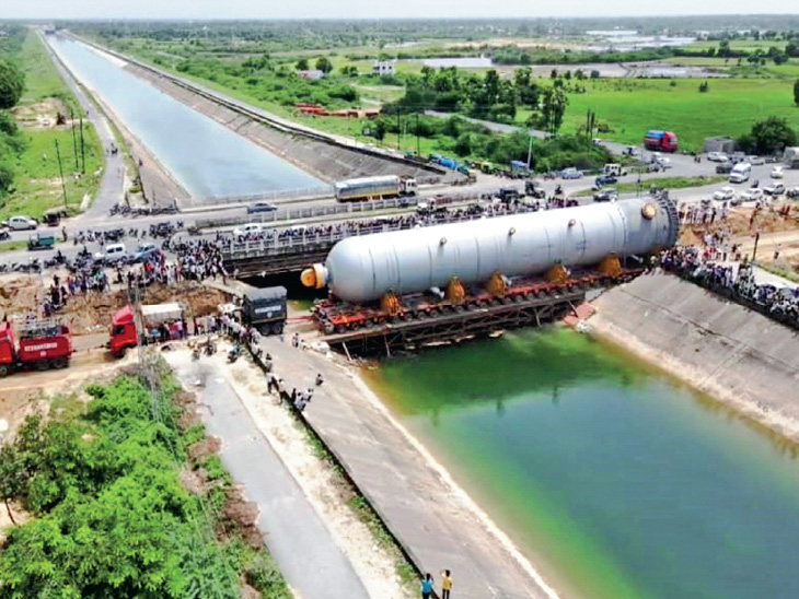 The two giant reactors took six hours to cross the Narmada canal