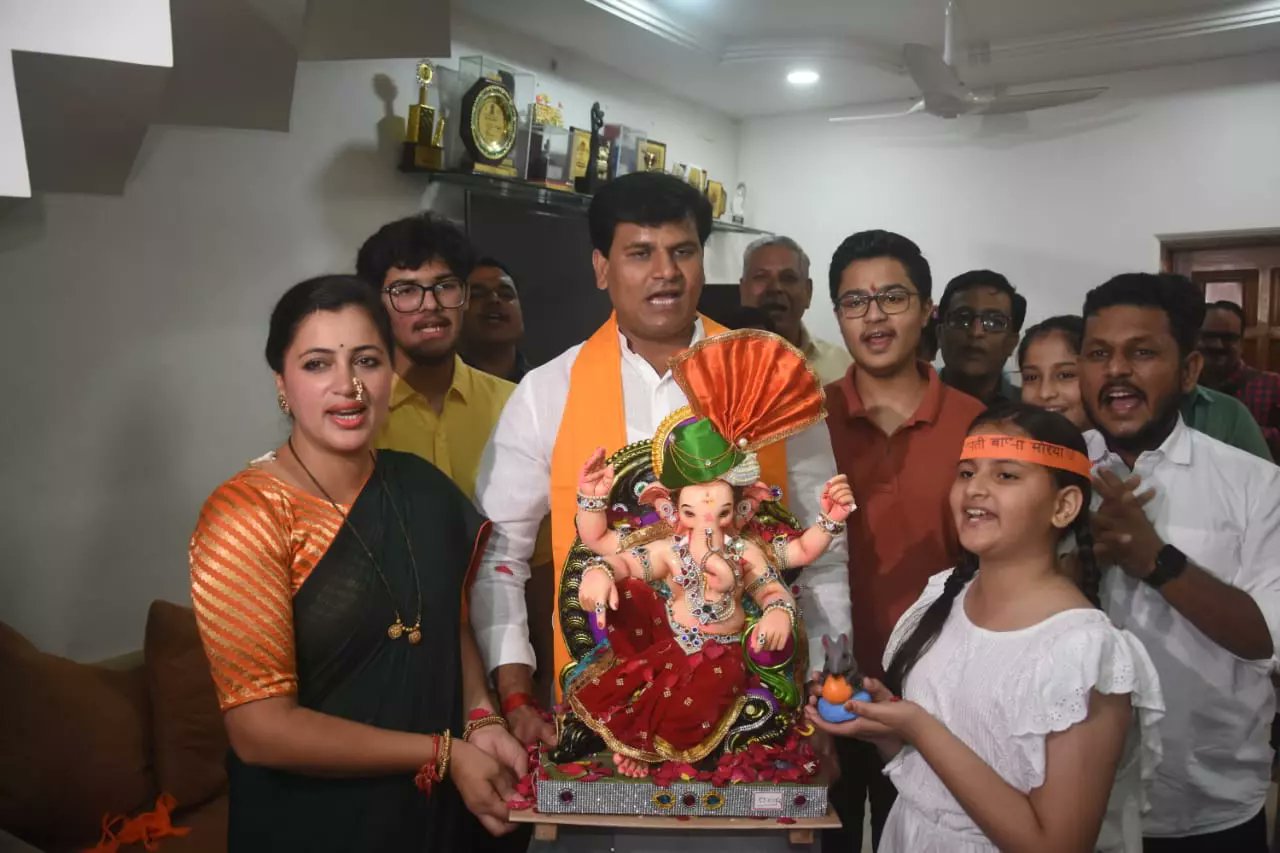 Navneet Rana made Modak for Bappa | Said- 'Twinkle Twinkle Little Star ...