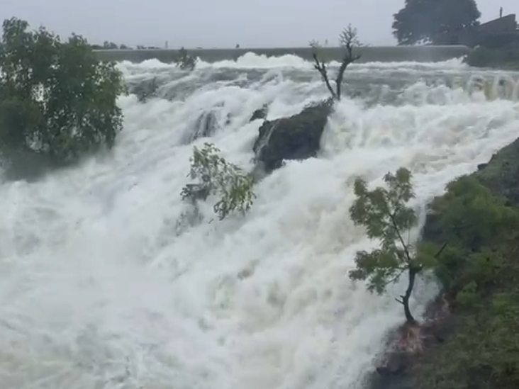 Heavy Rainfall in Ahemednagar | Mandoval dam overflow in Parner taluka ...