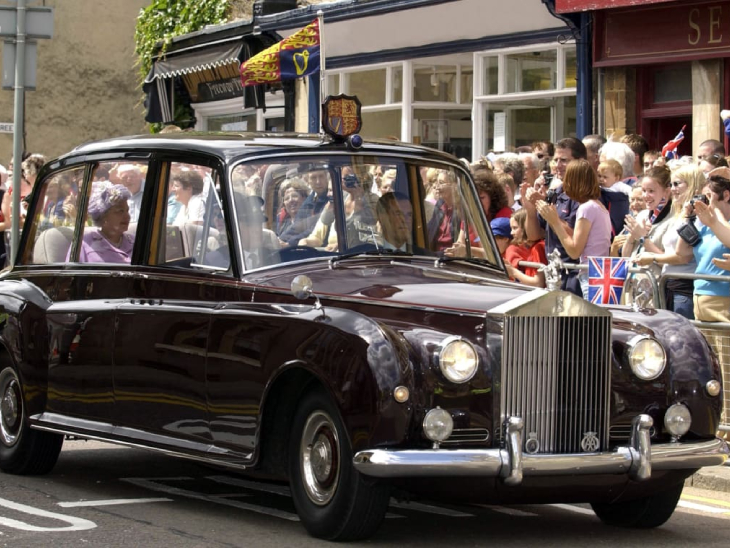 Queen Elizabeth II is Car lover I Bentley State Limousine To A Rolls ...
