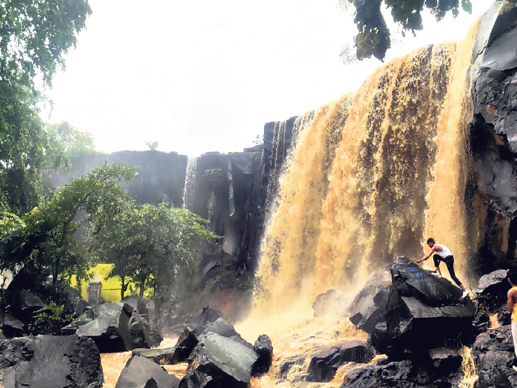 Mahur's Sheikh Farid waterfall flooded by heavy rains; The flow of ...