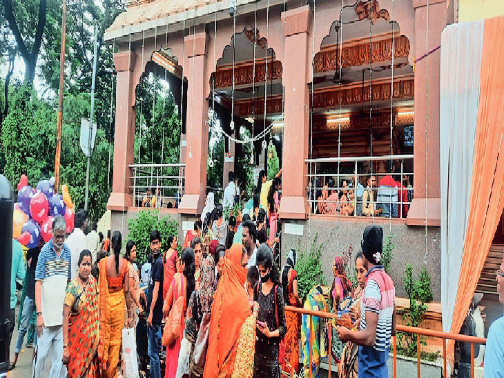 Mandiali of devotees in Kala Ganapati Temple; Pleasant environment with ...