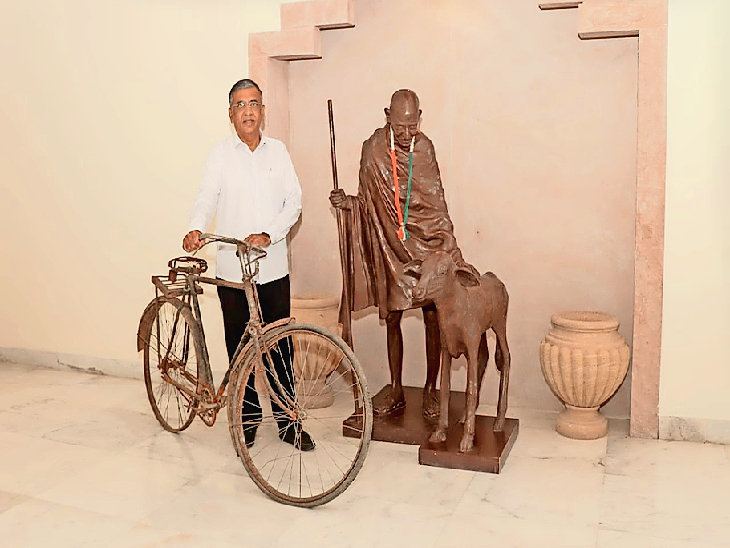 Mahatma Gandhi's 'Ti' cycle in Gandhitirtha; self A bicycle gift was ...