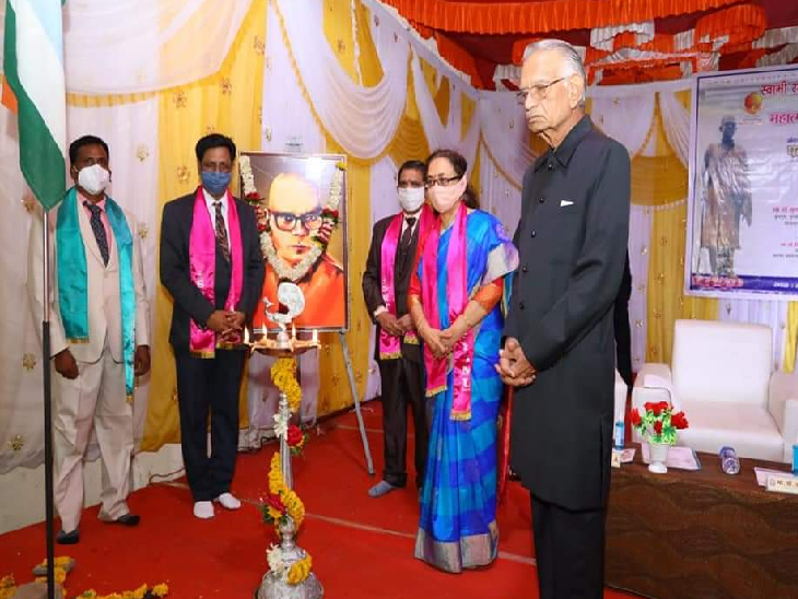 Res. W. Worship of the image of Ramanand Tirtha in the college ...