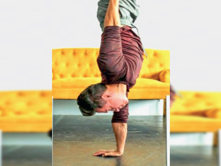 Two Guinness World Records for standing on one hand | विक्रम: एका ...