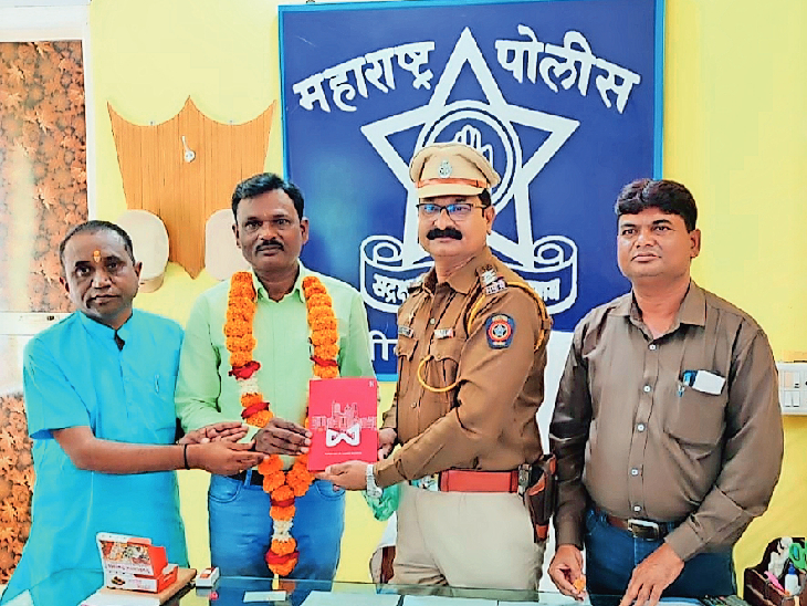 Losers are felicitated by receiving the Adarsh Teacher Award \ marathi ...