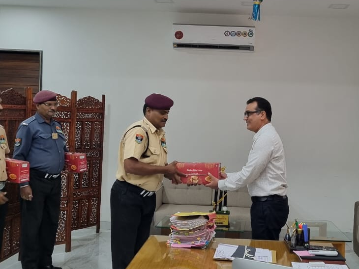 Distributing snacks to workers in the Mahadistribution Office ...
