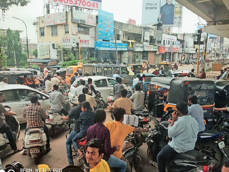 Queues of vehicles form at Mondha Naka signal every day between 5 pm ...