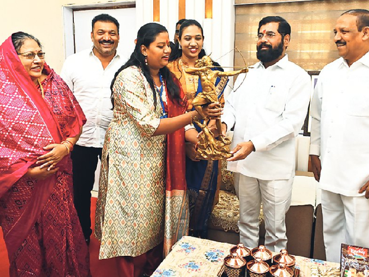 Gift of idols from Dr. Gavit family to Chief Minister | दिव्य मराठी ...