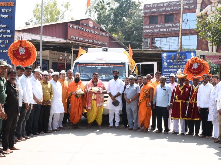 Worship of the Padukas by the President of the Devasthan, Mahesh Ingle ...