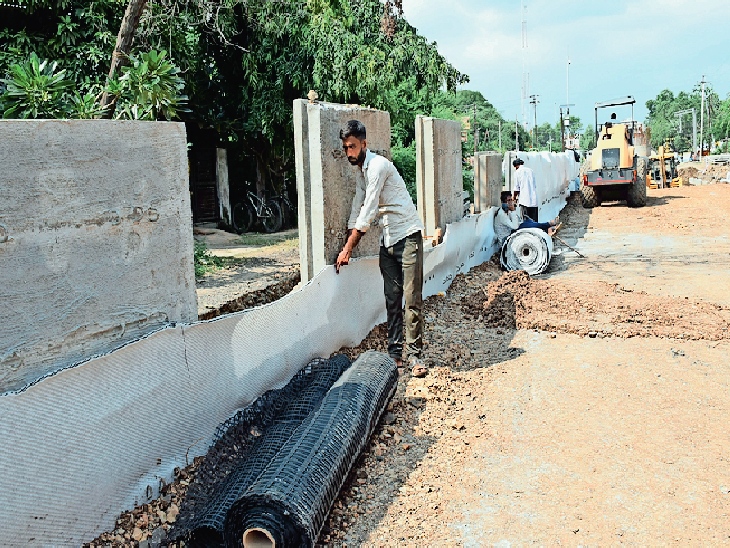 The work of erecting protection wall of Vaishnava Mata temple is going ...