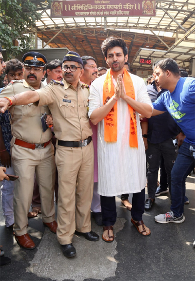 Kartik Aryan Take Blessing In Siddhi Vinayak Mandir In Mumbai In His ...