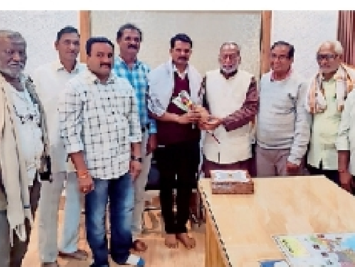 Adv. Anil Pawar felicitated by former state minister Subhash Rao ...