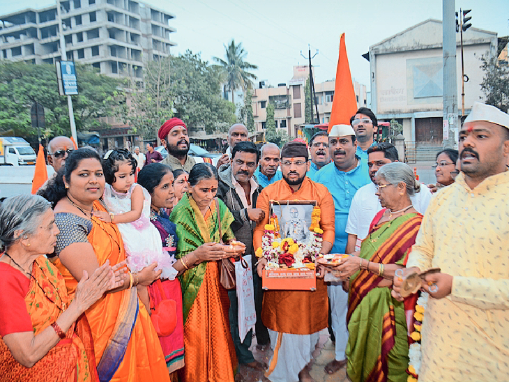 Arrival of Prahlad Maharaj's footmen, welcome with procession ...